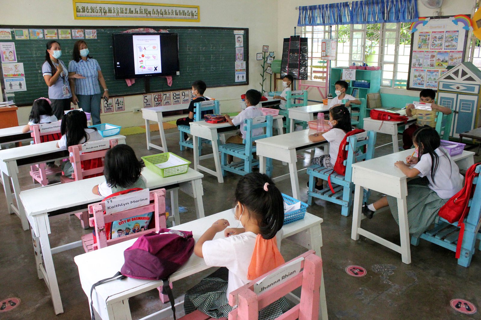 Filipino students return to face-to-face classes after two years of ...